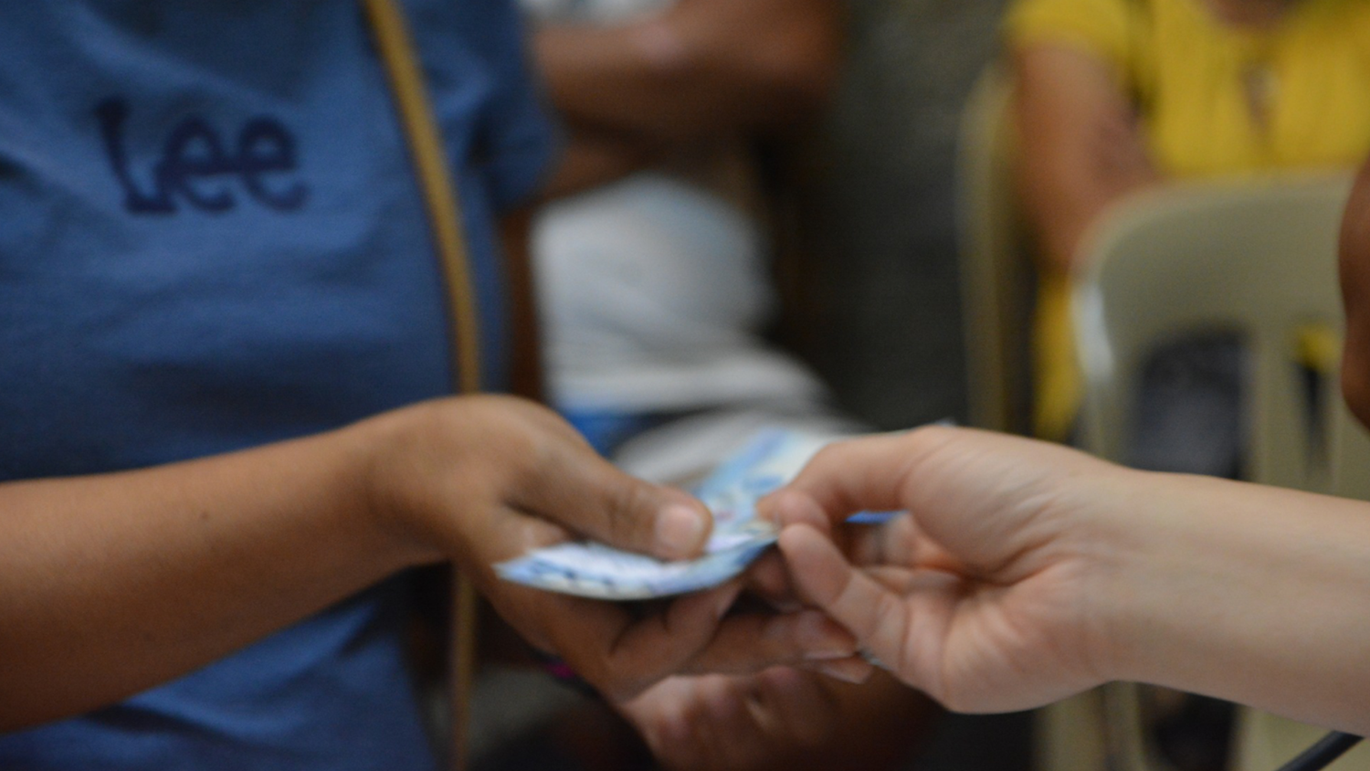 53 Tayabasin na kinakapos sa panggastos, tumanggap ng ayuda sa lokal na ...