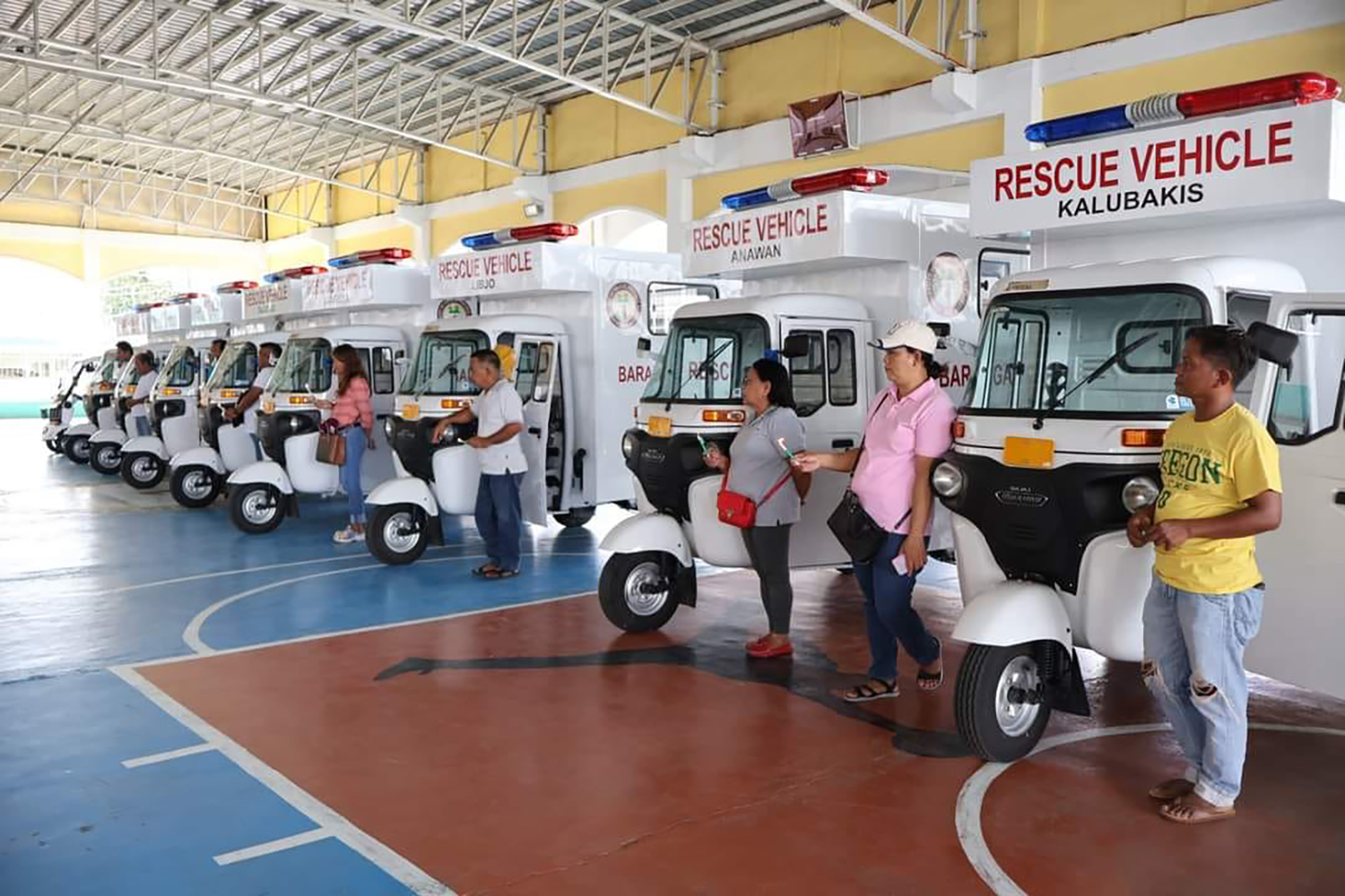 Rescue vehicle sa mga barangay, itinurn-over sa Polillo, Quezon ...